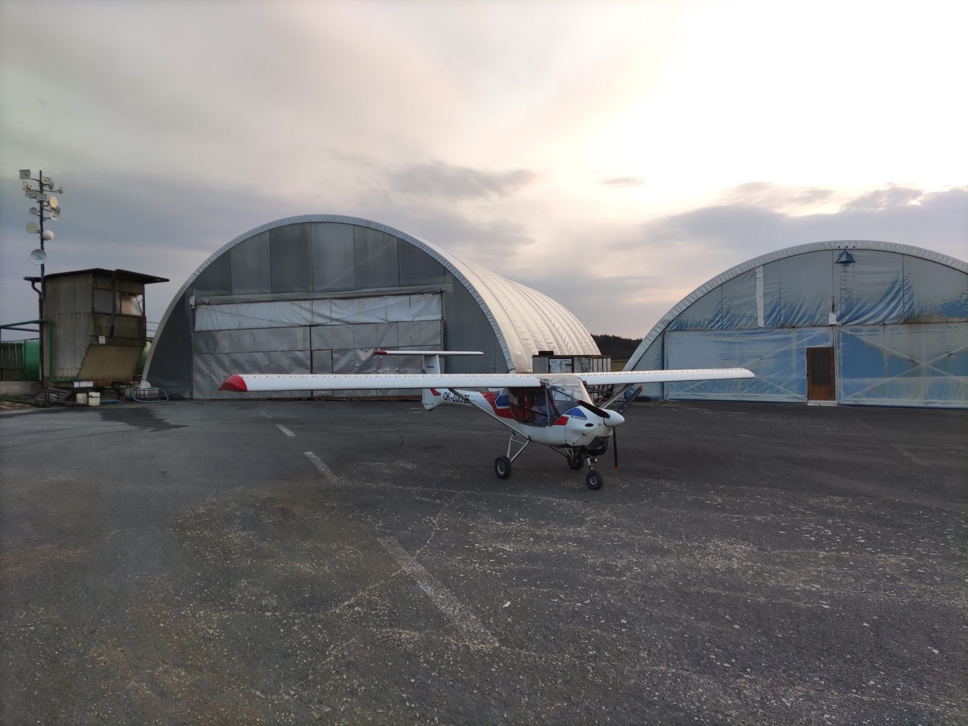 - AEROHANGAR